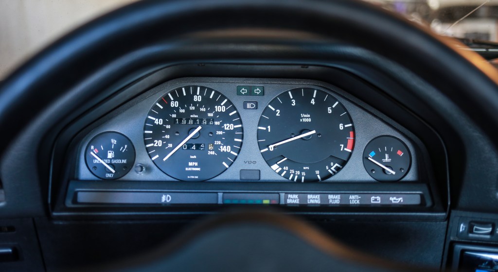 How to Remove an E30 Gauge Cluster | BIMMERZEIT